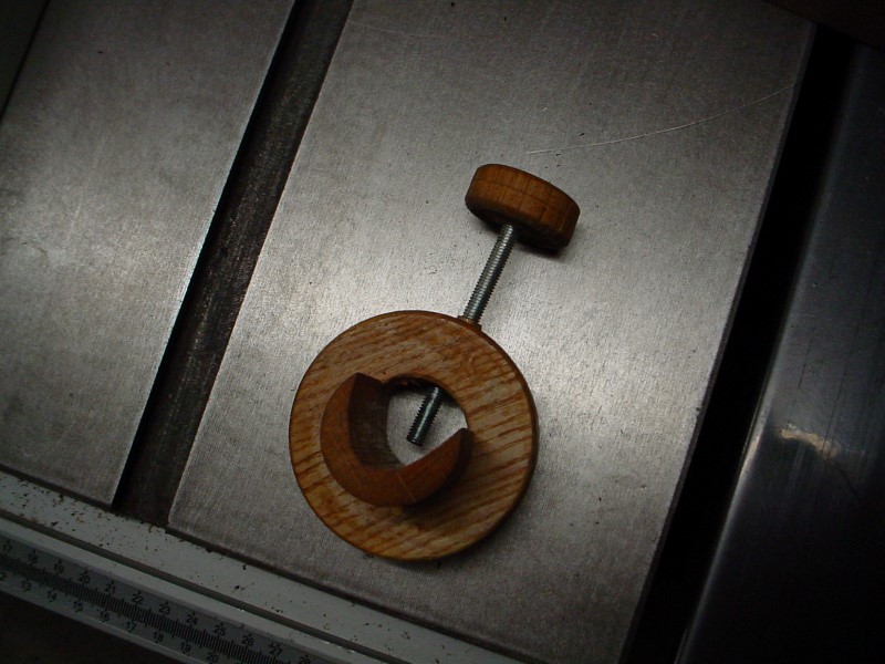 Straight gouge sharpening jig - wooden version - HomemadeTools.net