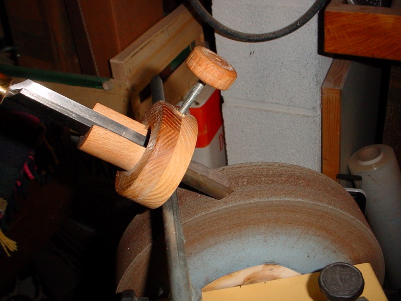 Straight gouge sharpening jig - wooden version - HomemadeTools.net