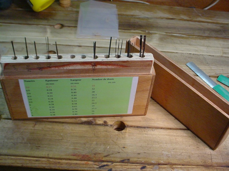 Scroll saw blade box - HomemadeTools.net